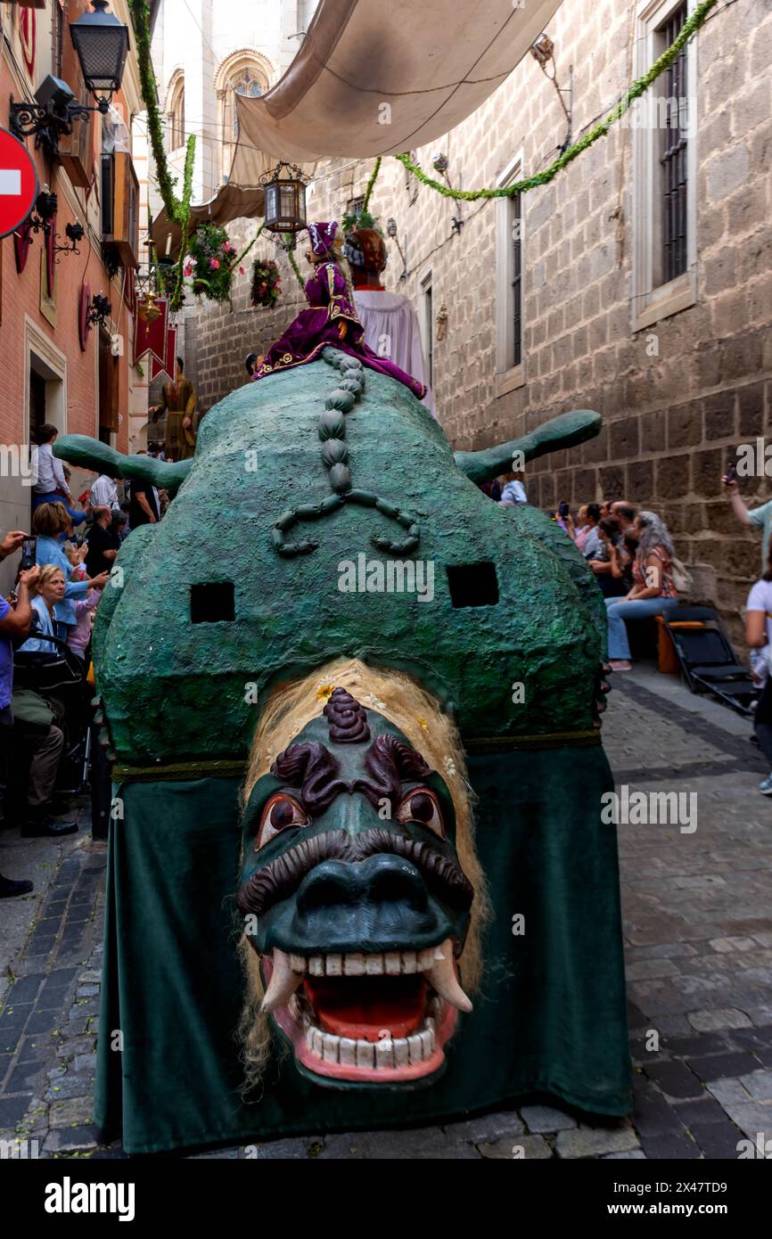 Parade of the Tarasca and the giants and big heads in the Corpus ...