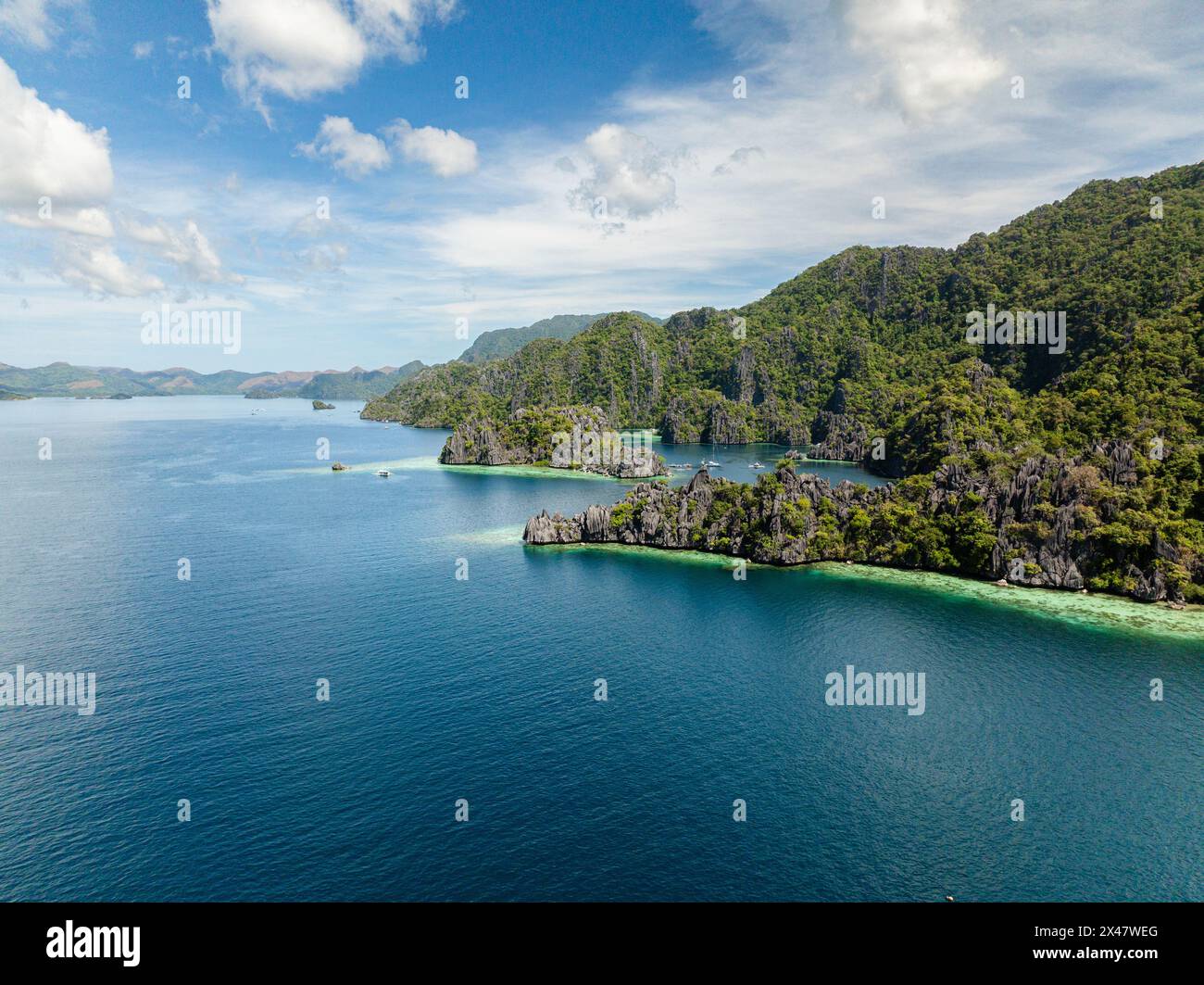 Blue sea and Twin Lagoon surrounded by limestone rocks in Coron ...