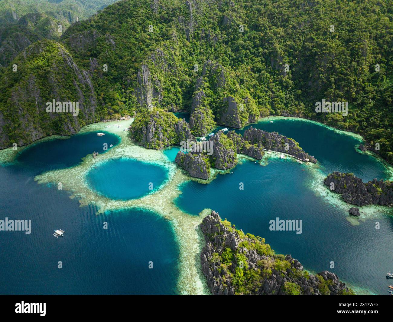 Green Lagoon and Twin Lagoon with tourist boats and limestone rocks ...