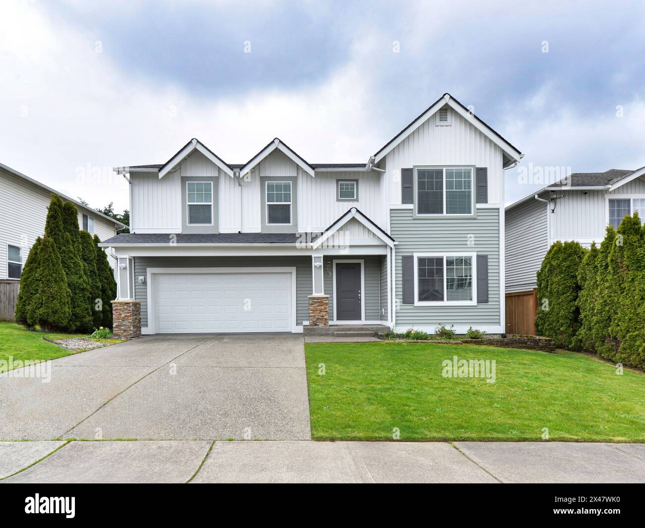 Modern residential front exterior Stock Photo - Alamy