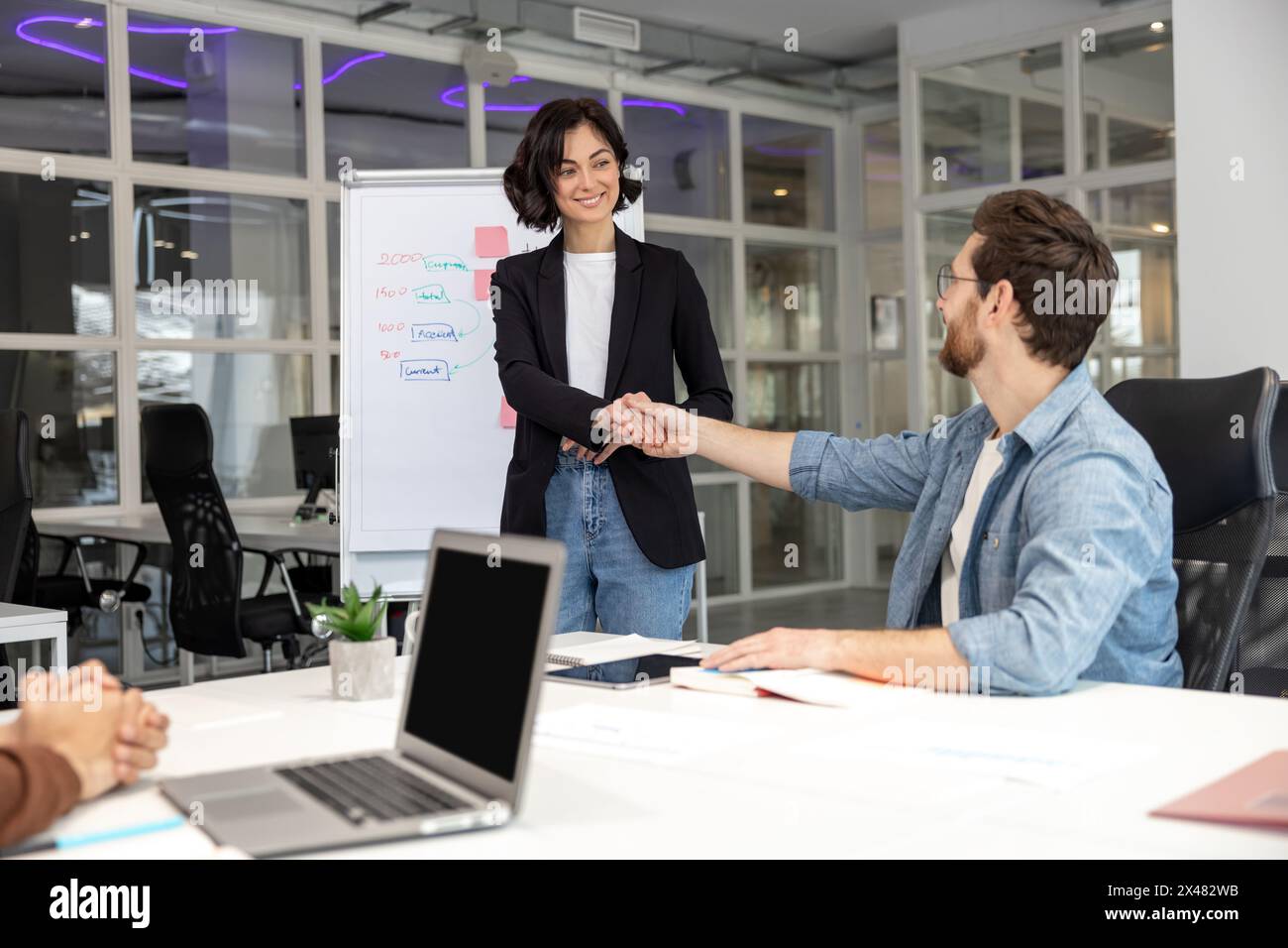 Person demonstrating coworkers hi-res stock photography and images - Alamy