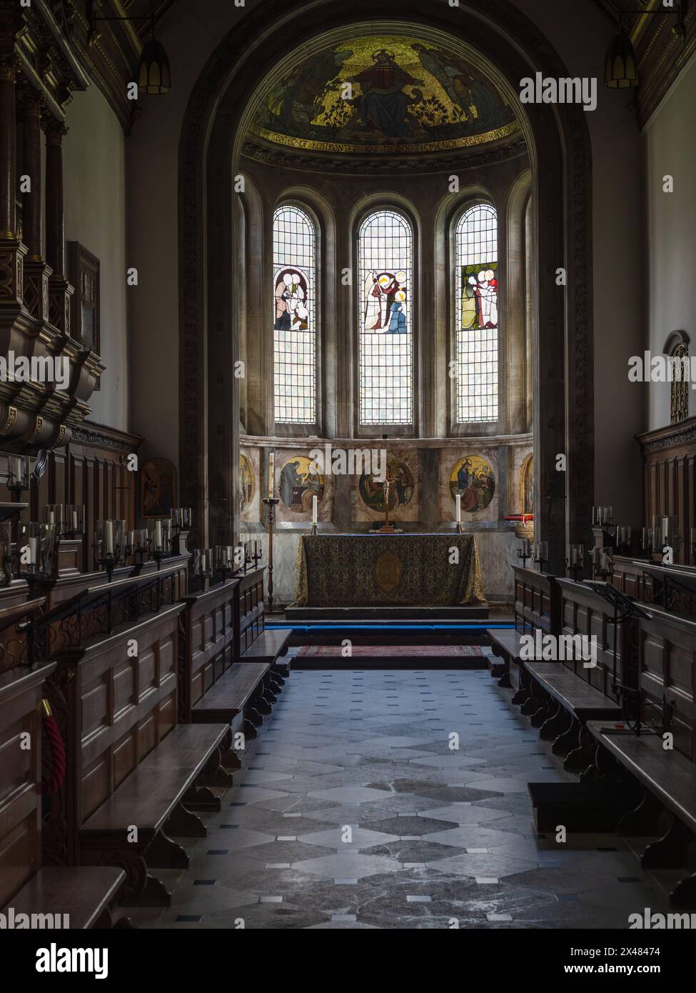 University chapel interior hi-res stock photography and images - Alamy
