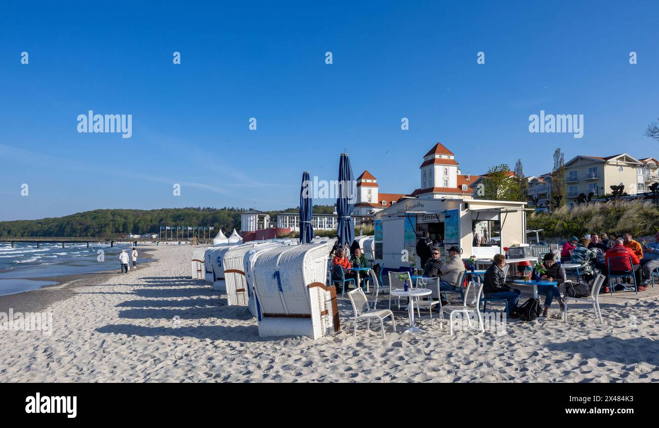 Maiwetter auf Ruegen Einige Urlauber sitzen bei sonnigen ...