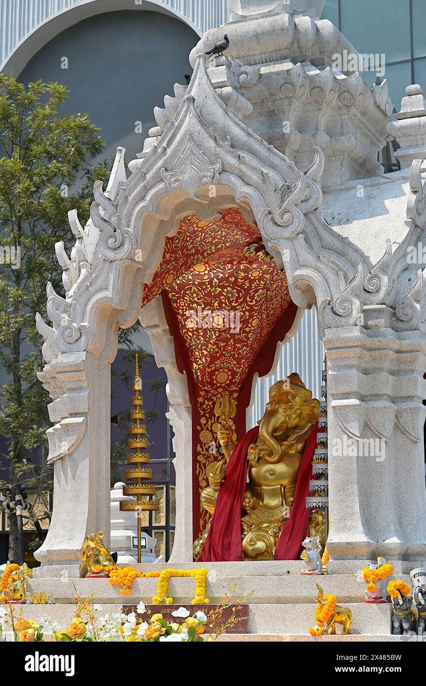 The Ganesha image at the Phra Phikanet shrine, Central World Mall ...