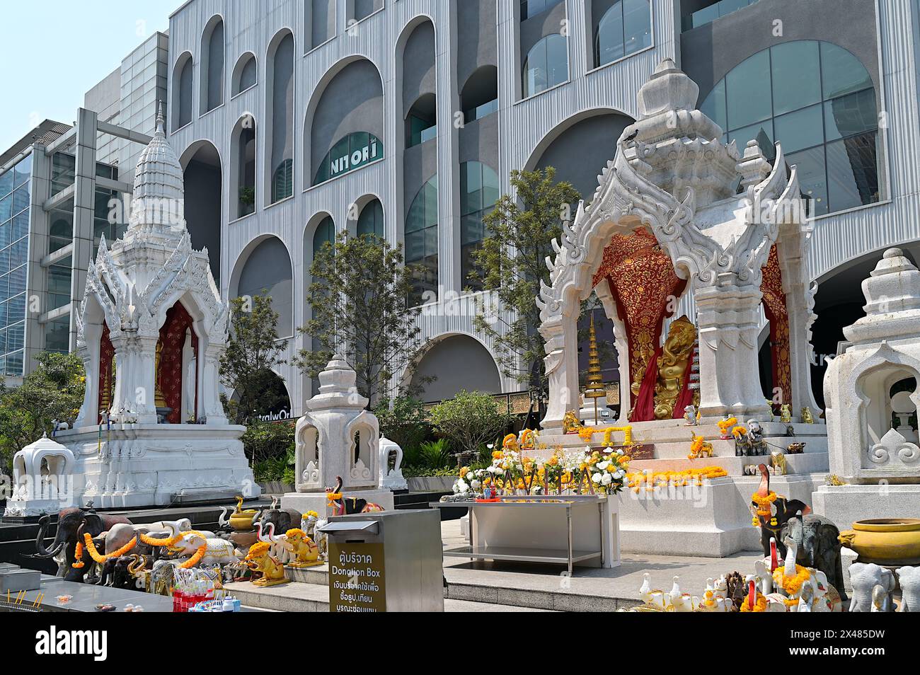 The popular Ganesha Phra Phikanet & Trimurti shrines at Central World ...