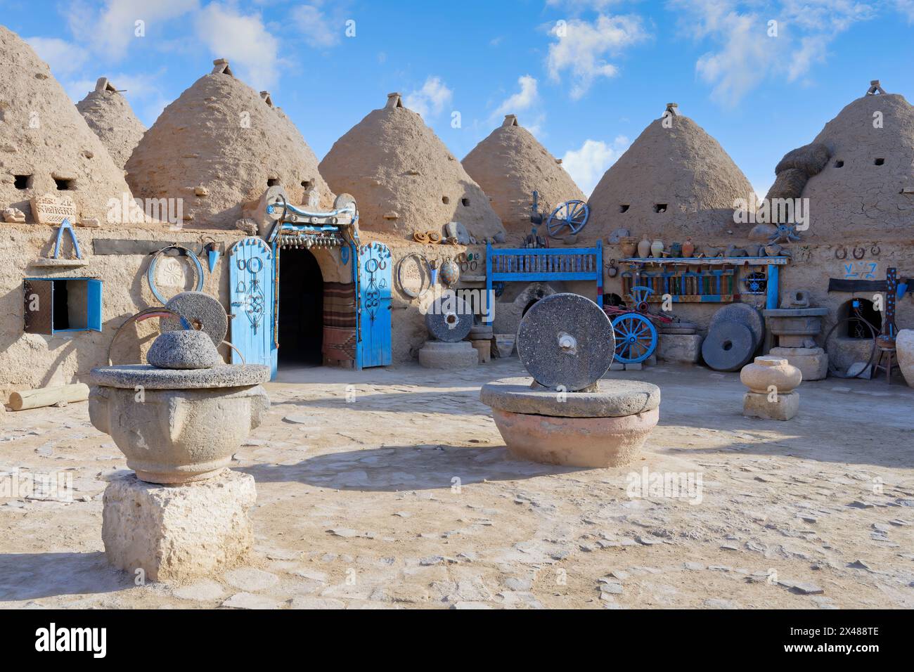 Traditional mud brick houses in the form of beehives, Harran, Turkey ...