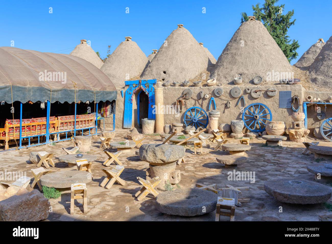 Traditional mud brick houses in the form of beehives, Harran, Turkey ...