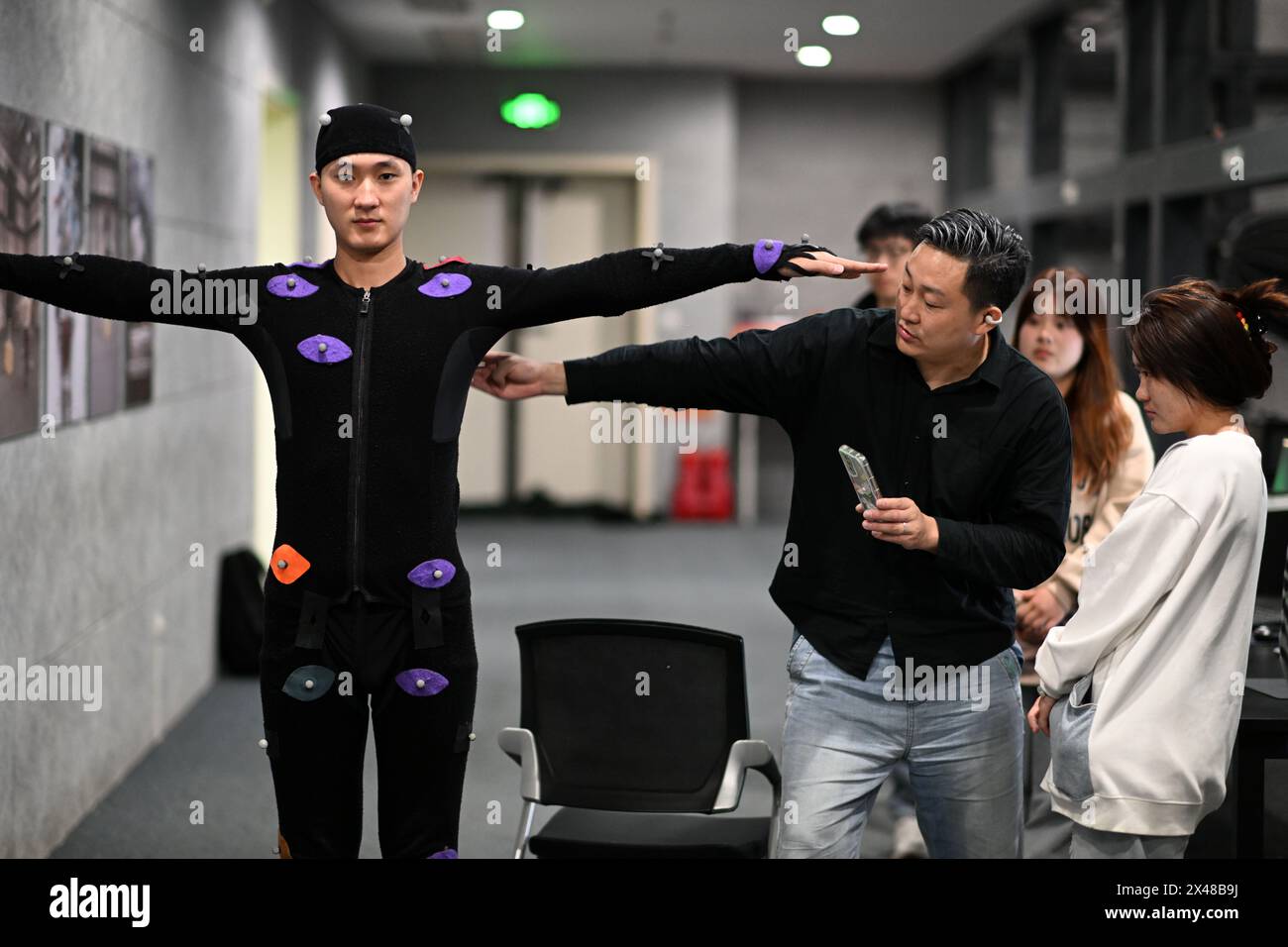 (240501) -- TIANJIN, May 1, 2024 (Xinhua) -- Cui Shengji (2nd L) briefs ...