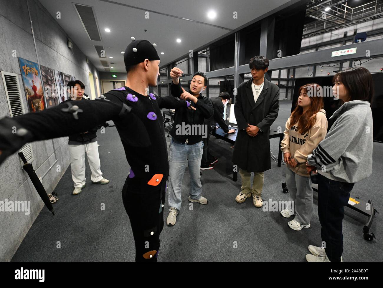 (240501) -- TIANJIN, May 1, 2024 (Xinhua) -- Cui Shengji (C) briefs the ...