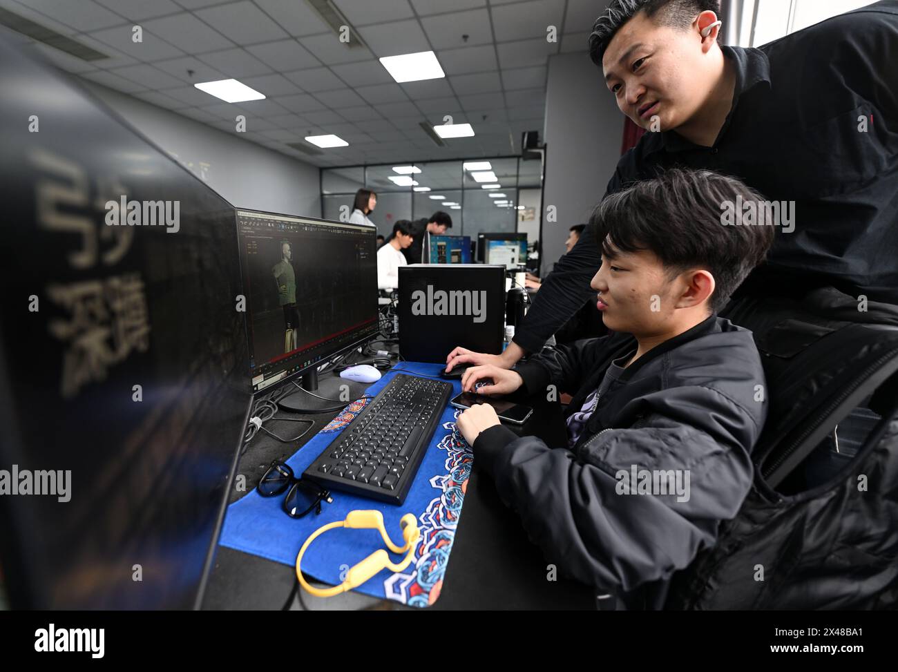 (240501) -- TIANJIN, May 1, 2024 (Xinhua) -- Cui Shengji (1st R ...