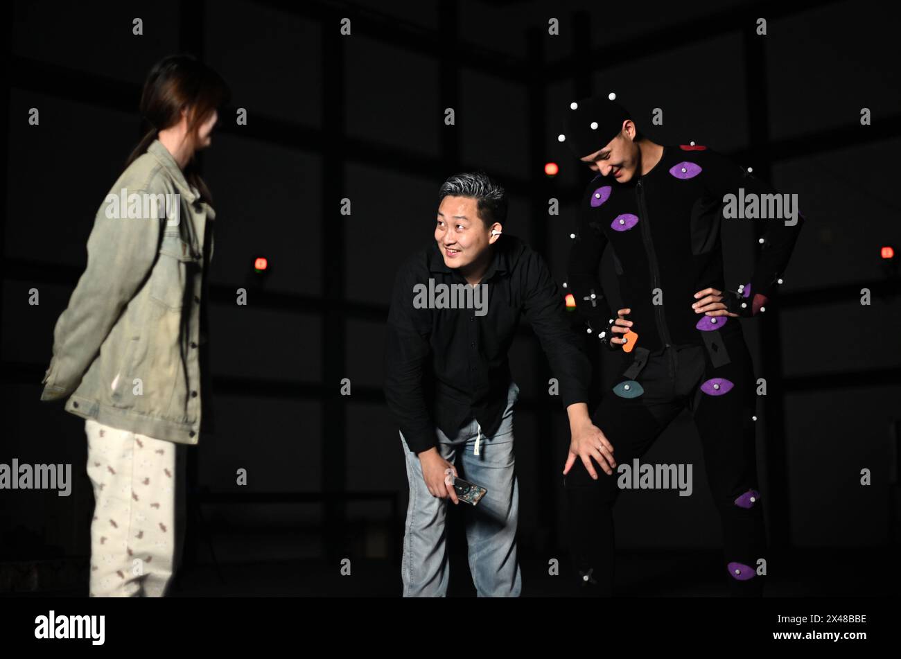 (240501) -- TIANJIN, May 1, 2024 (Xinhua) -- Cui Shengji (C) briefs the ...