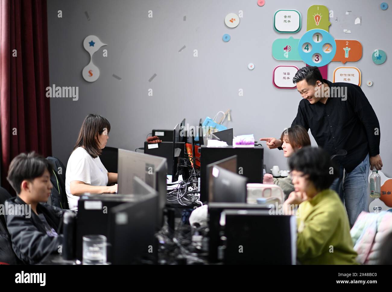 (240501) -- TIANJIN, May 1, 2024 (Xinhua) -- Cui Shengji (1st R ...