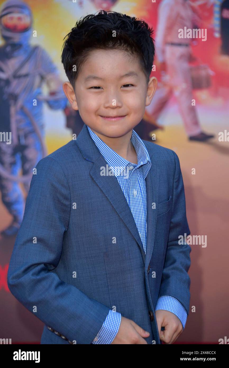 Isaac Bae bei der Premiere des Netflix-Films Unfrosted im Egyptian Theater. Los Angeles,30.04. ...