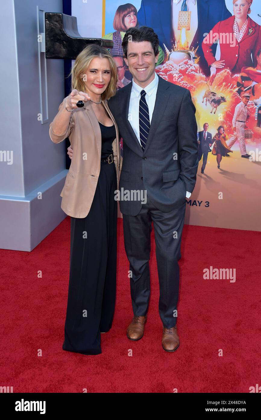 Tess Sanchez mit Ehemann Max Greenfield bei der Premiere des Netflix ...