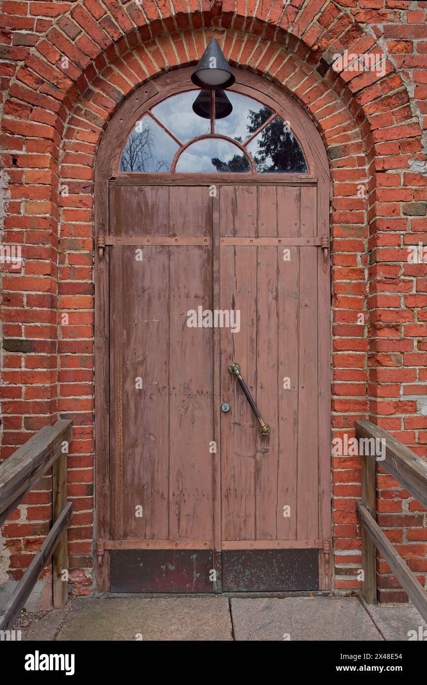 Closed door double doors hi-res stock photography and images - Alamy