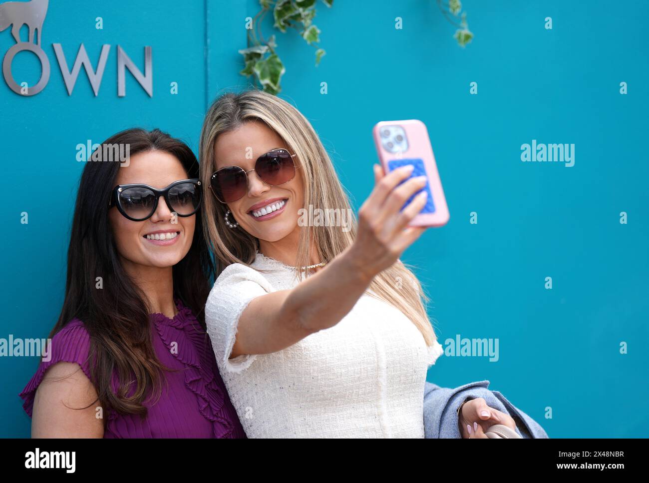 Elaine Stenson and Rosalind Lipsett from Dublin pose for a selfie ...