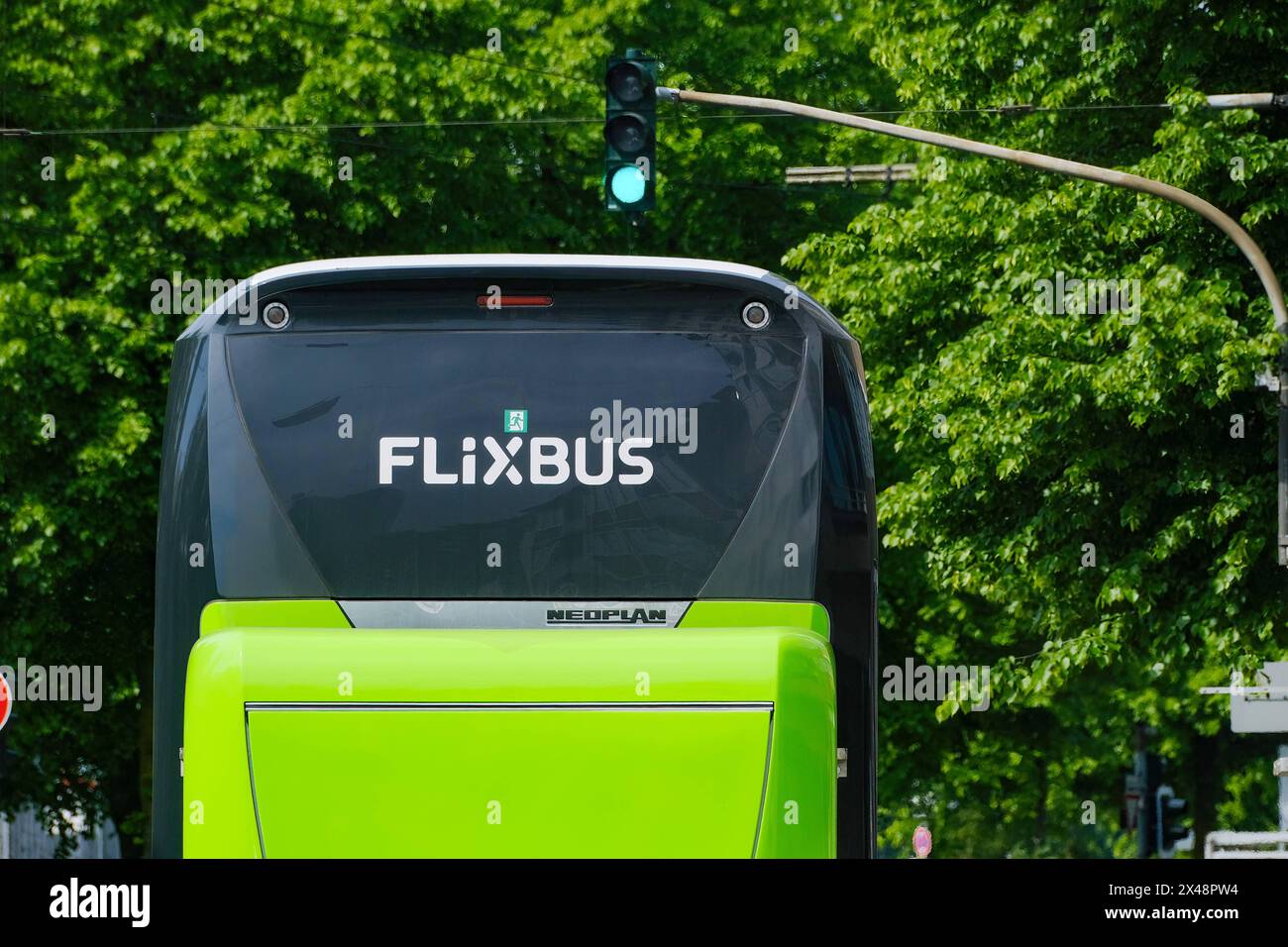 Düsseldorf 01.05.2024 Flixbus Neoplan Grüne Ampel Düsseldorf Nordrhein ...