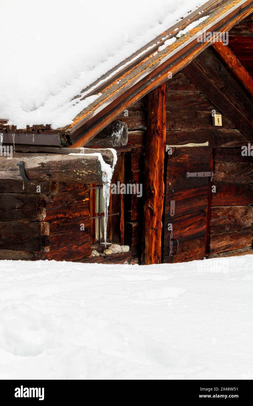 Detail of small wooden cottage covered in snow Stock Photo - Alamy