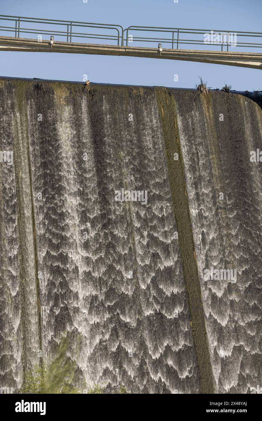 A dam is made up of entrance elements, tunnels or channels, overflows ...