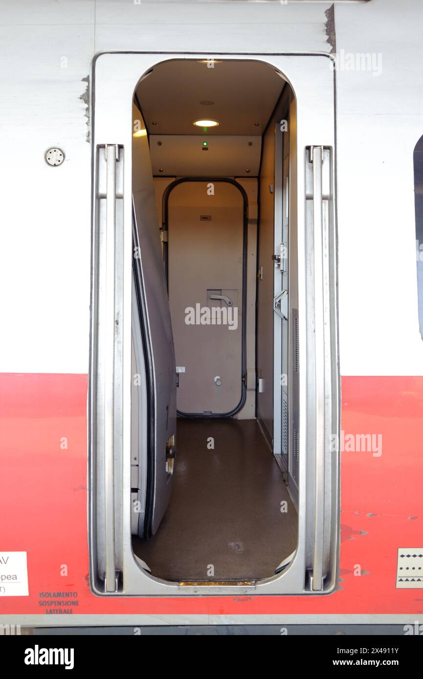 Open subway car door hi-res stock photography and images - Alamy