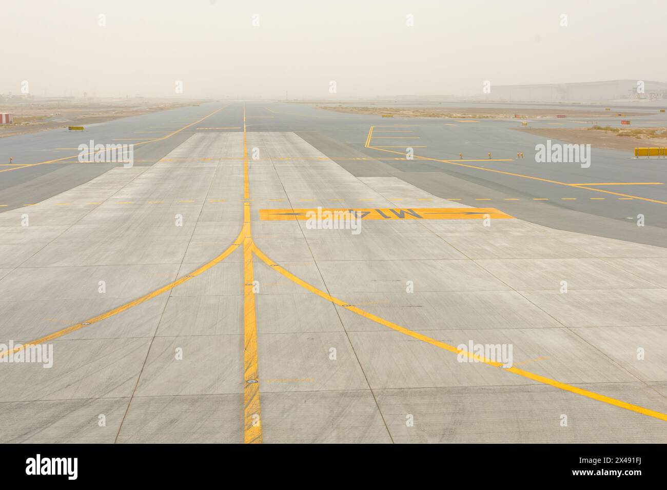 runway at Dubai airport Stock Photo - Alamy