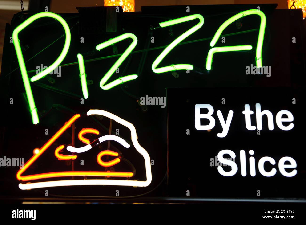Italian restaurant neon pizzeria sign hi-res stock photography and ...