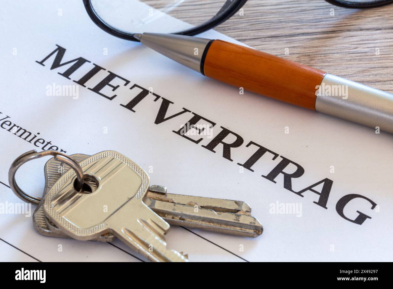 Symbol image of rental agreement: Close-up of a rental agreement and ...