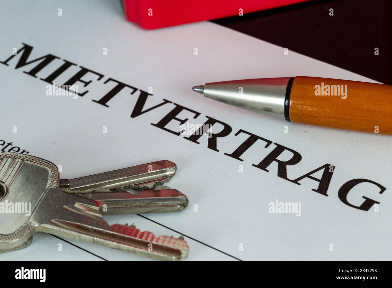 Symbol image of rental agreement: Close-up of a rental agreement and ...