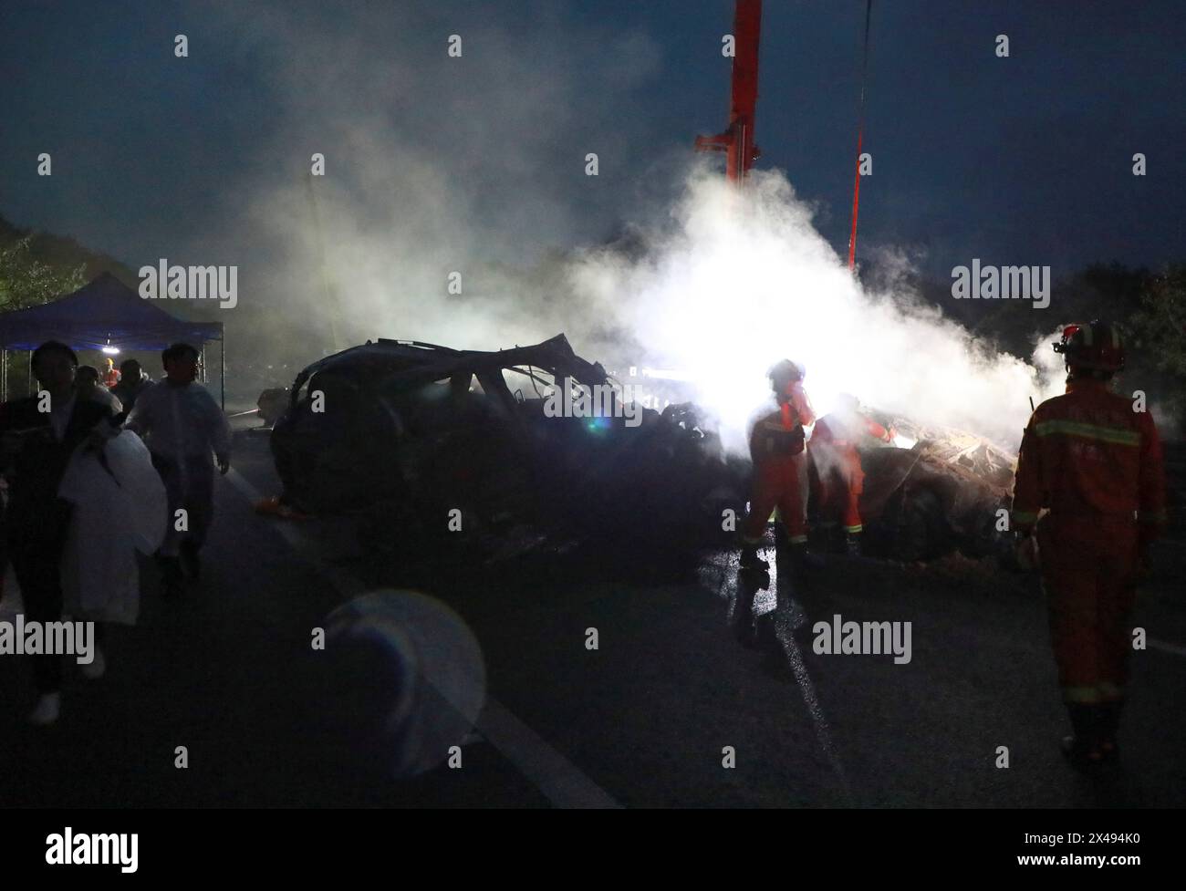 (240501) -- GUANGZHOU, May 1, 2024 (Xinhua) -- Rescuers work at the ...
