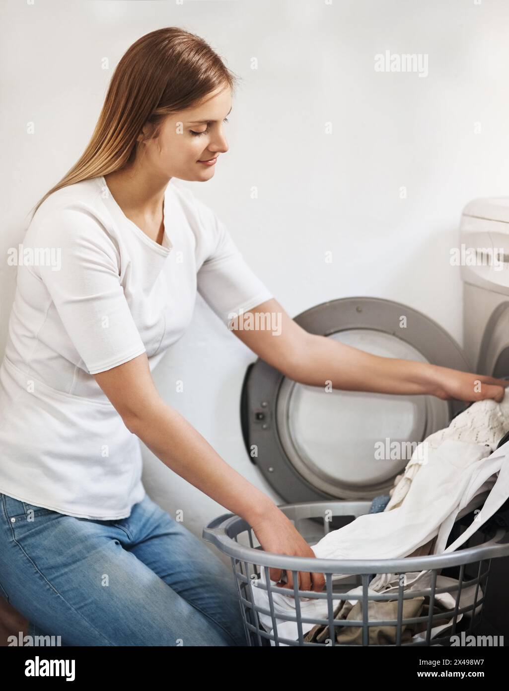 Female tech washing machine hi-res stock photography and images - Alamy
