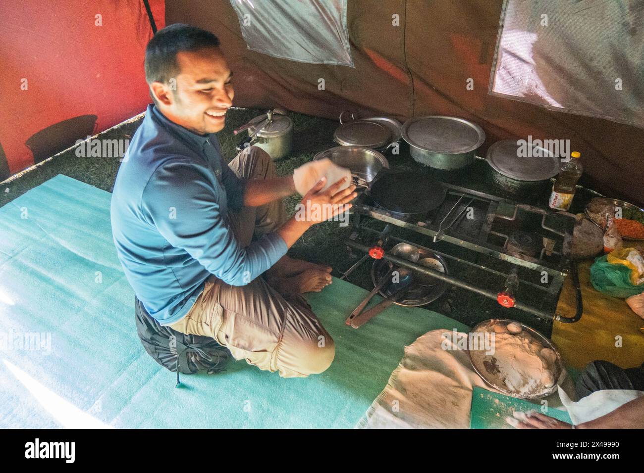 Cooking in a tent on an expedition to Warwan Valley, Kashmir, India ...