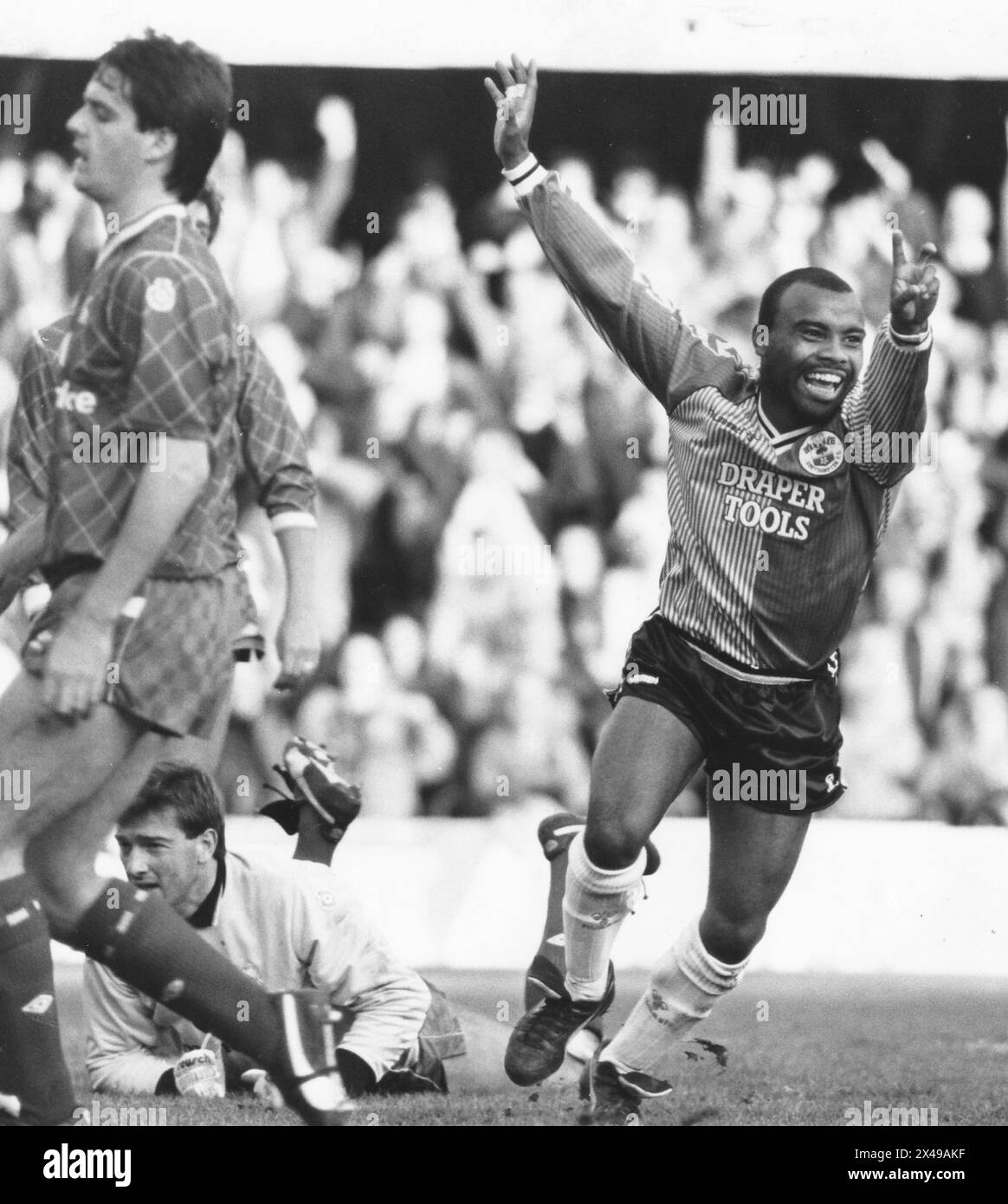 SOUTHAMPTON STRIKER DANNY WALLACE CELEBRATES WHILE CHELSEA KEEPER EDDIE ...