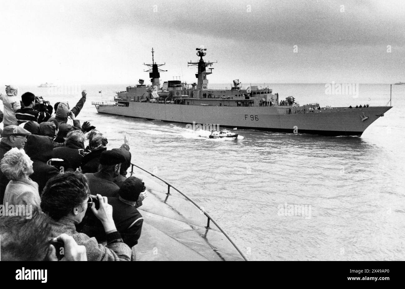 THE NEW HMS SHEFFIELD ENTERS PORTSMOUTH HARBOUR, 1988 PIC MIKE WALKER ...