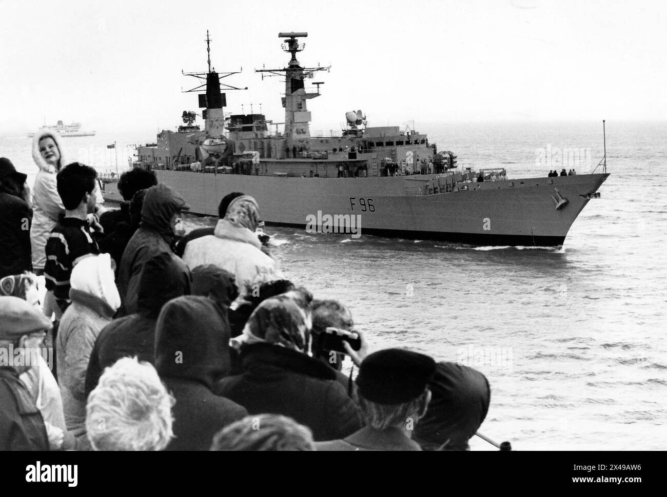THE NEW HMS SHEFFIELD ENTERS PORTSMOUTH HARBOUR, 1988 PIC MIKE WALKER ...