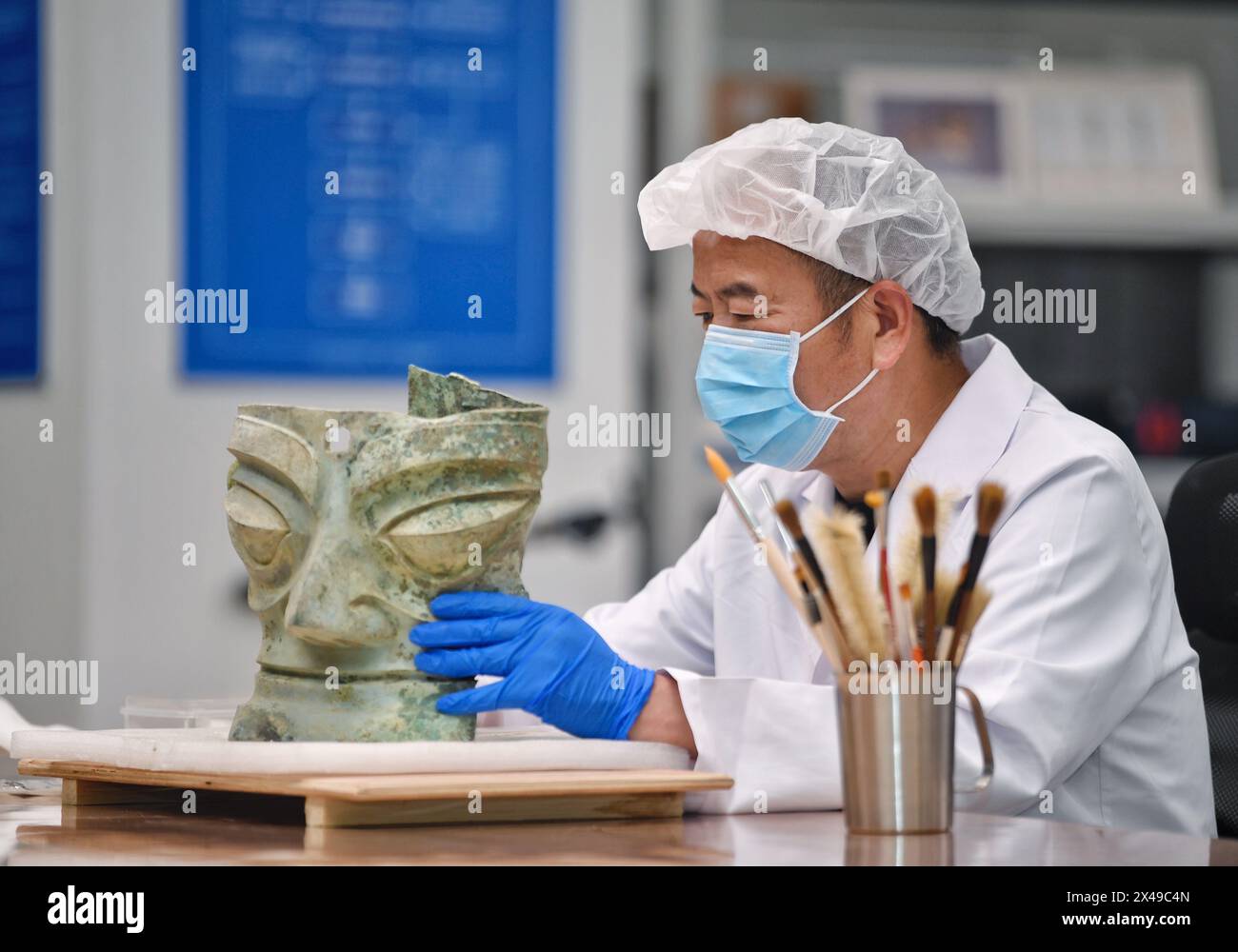 (240501) -- CHENGDU, May 1, 2024 (Xinhua) -- Guo Hanzhong cleans a ...