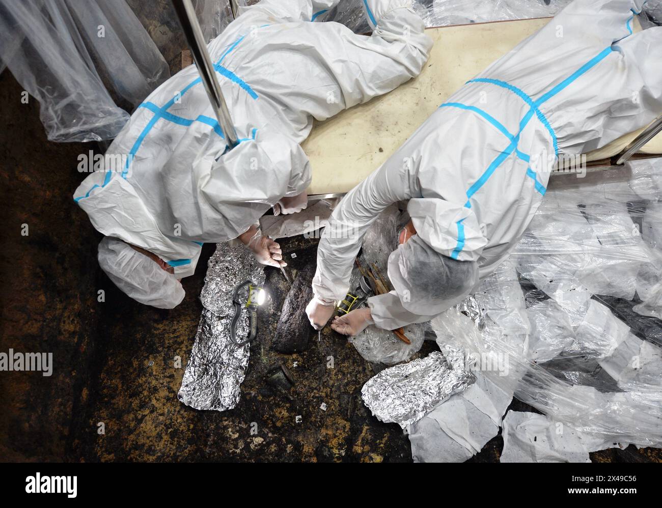 (240501) -- CHENGDU, May 1, 2024 (Xinhua) -- Guo Hanzhong (L) excavates ...