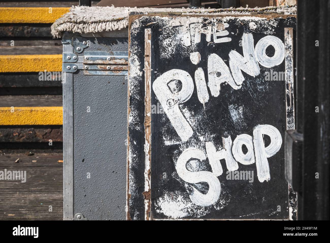 London billboard sign hi-res stock photography and images - Alamy