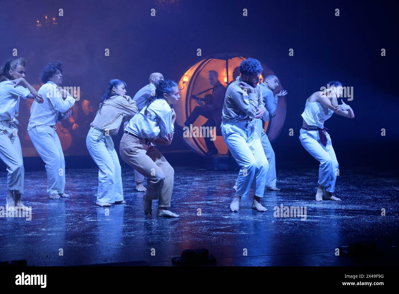 Contemporary dancers and baroque musicians hi-res stock photography and ...