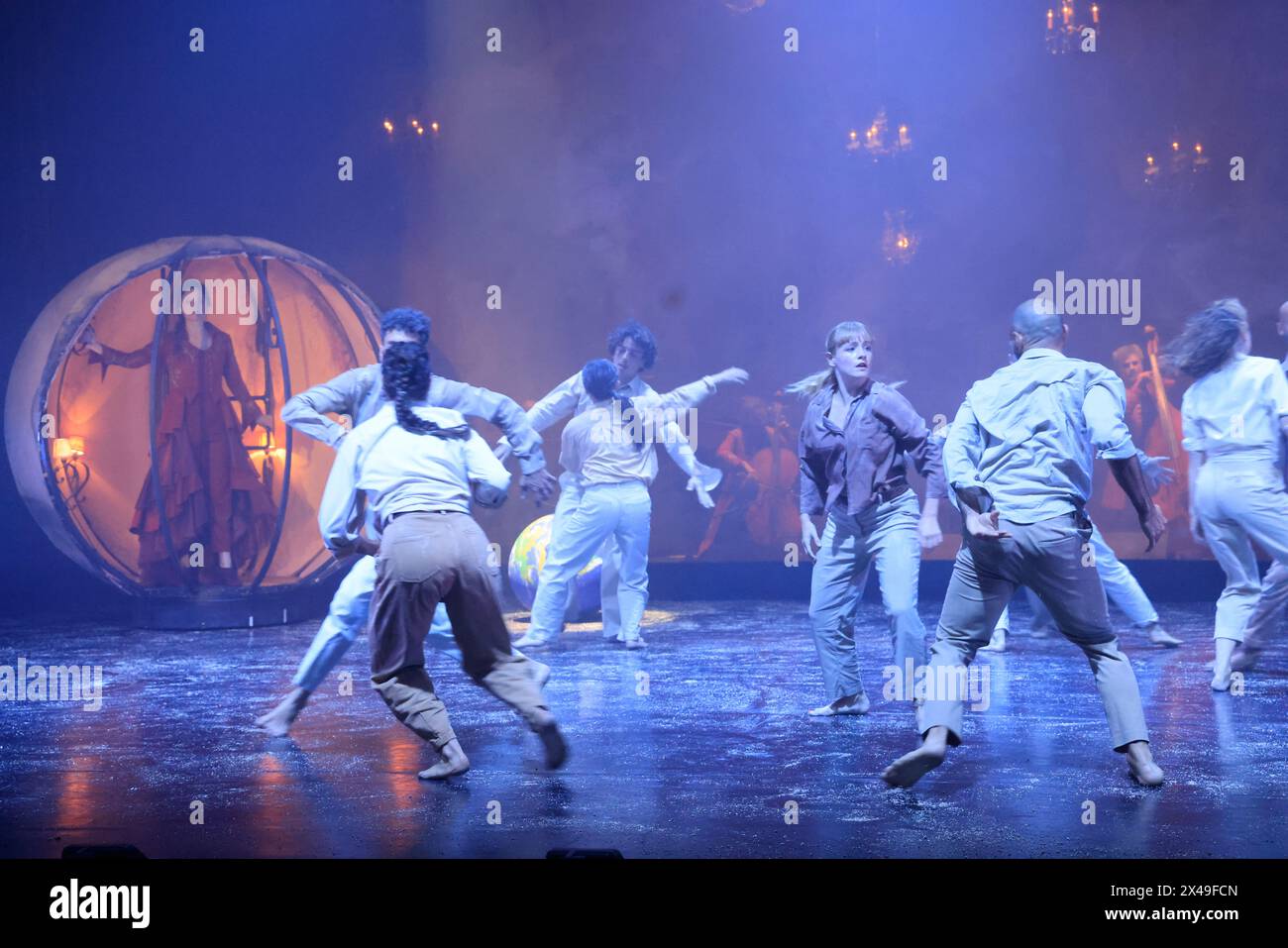 Contemporary dancers and soprano hi-res stock photography and images ...