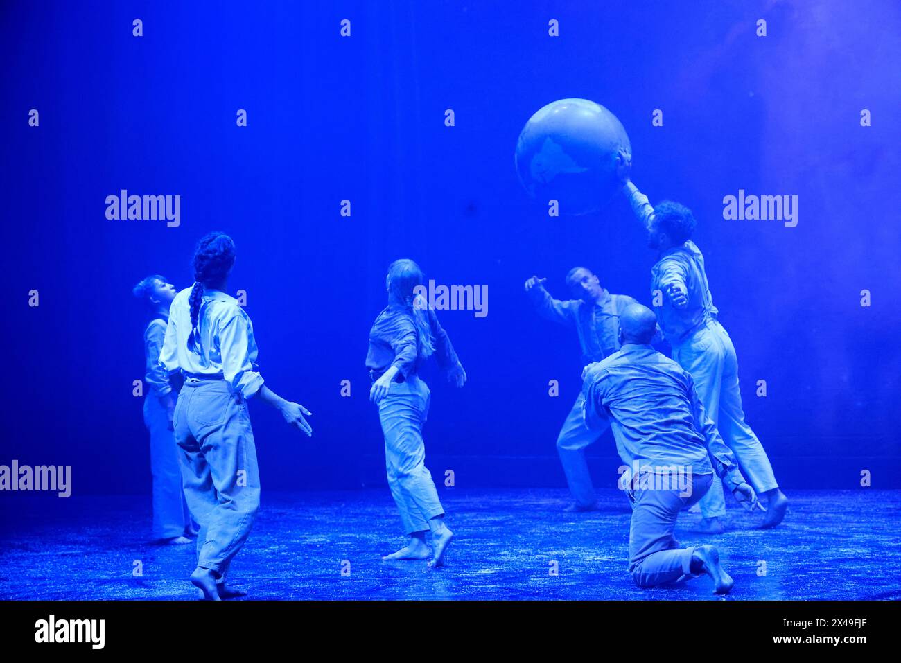 Folia, a contemporary dance show where hip-hop, classical and baroque ...