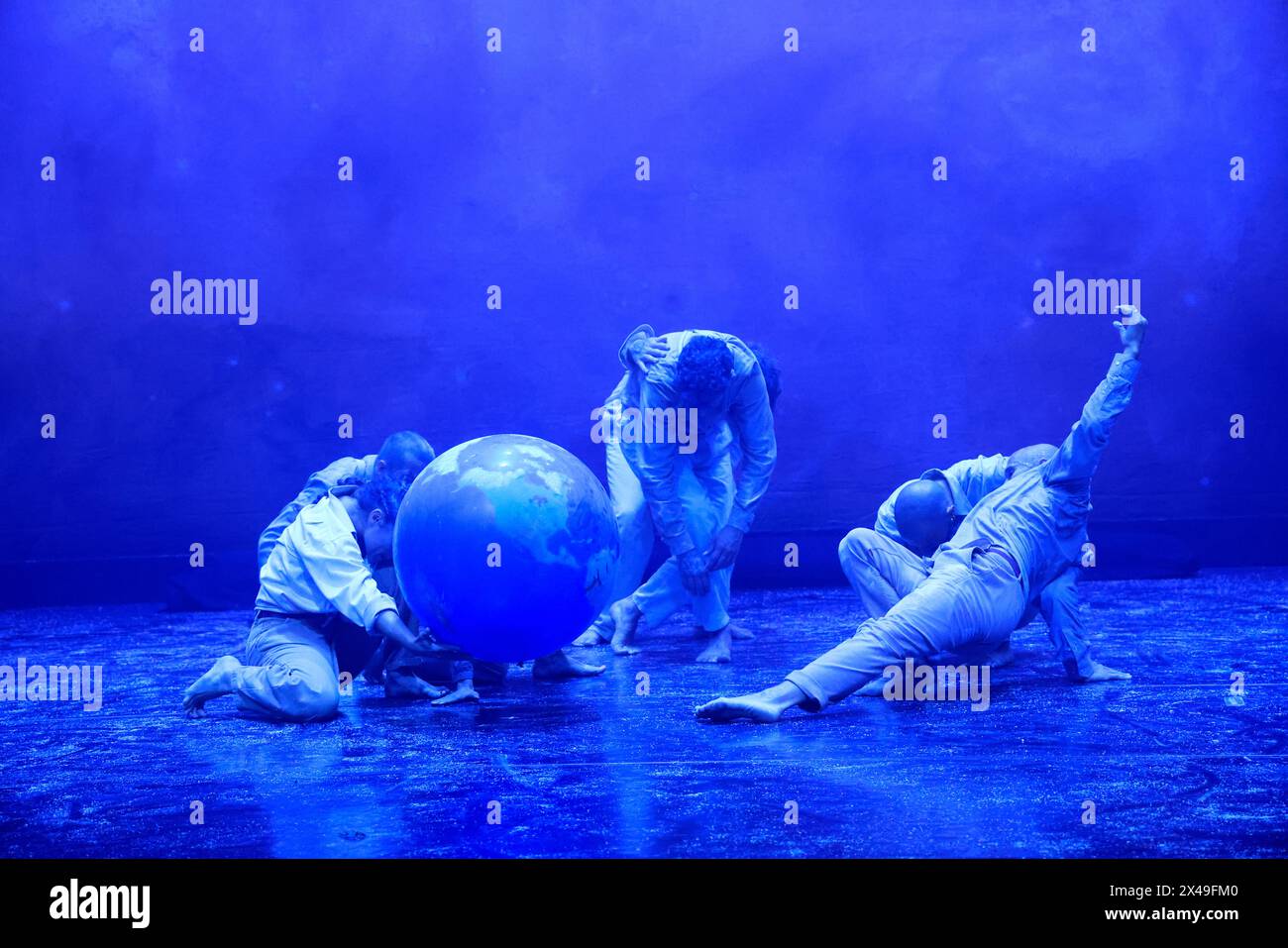 Folia, a contemporary dance show where hip-hop, classical and baroque ...