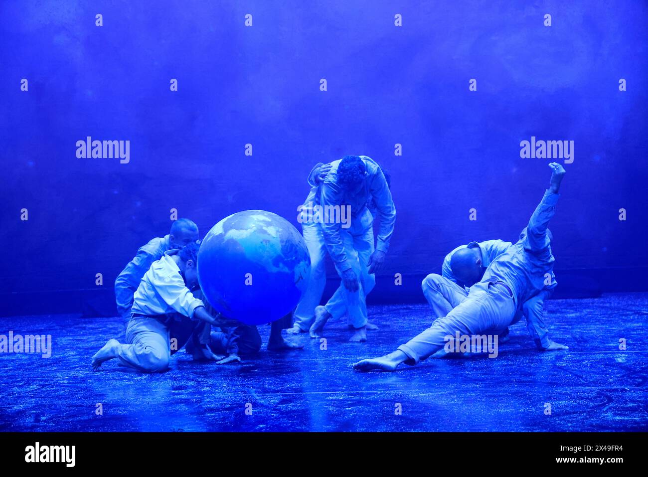 Folia, a contemporary dance show where hip-hop, classical and baroque ...