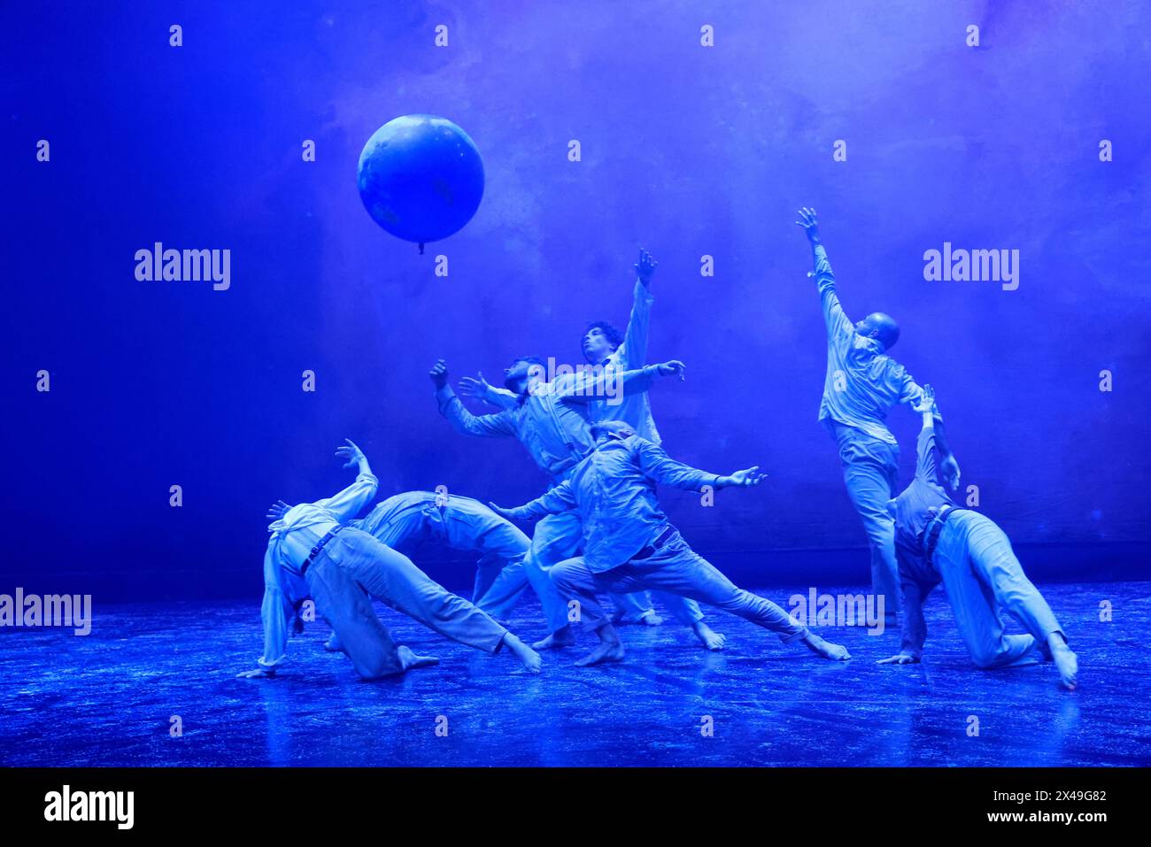 Folia, a contemporary dance show where hip-hop, classical and baroque ...