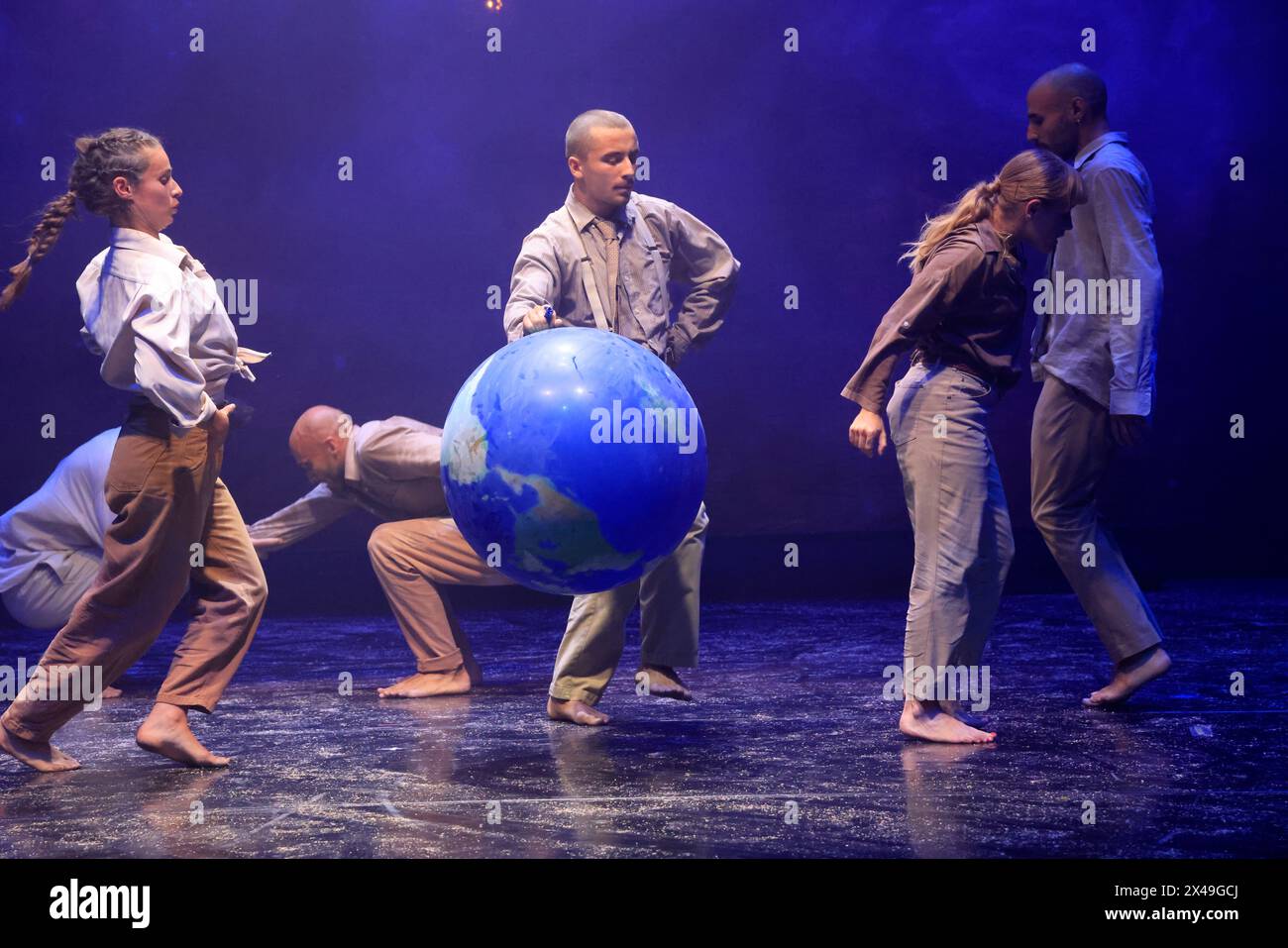 Folia, a contemporary dance show where hip-hop, classical and baroque ...
