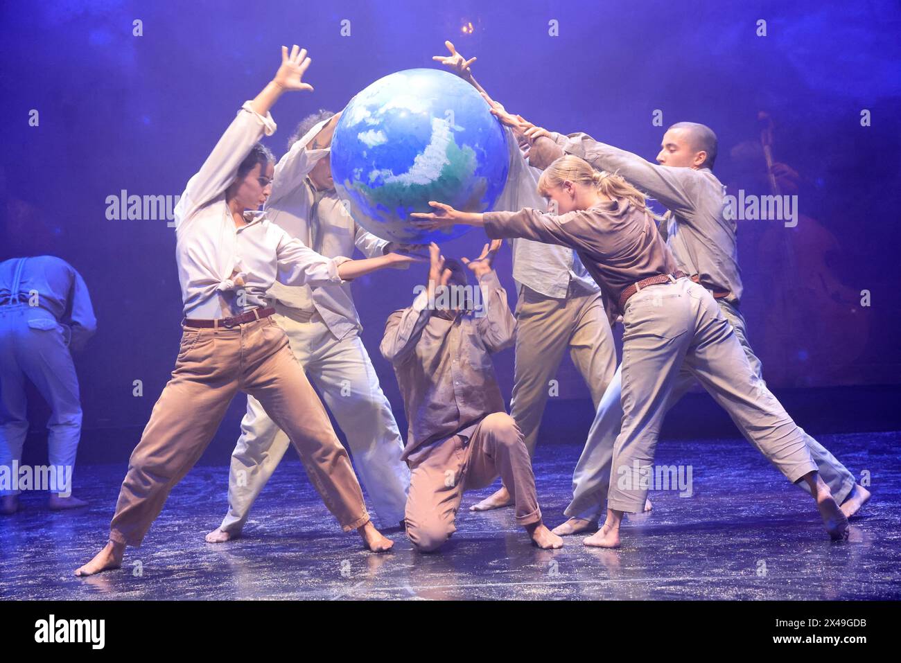 Folia, a contemporary dance show where hip-hop, classical and baroque ...