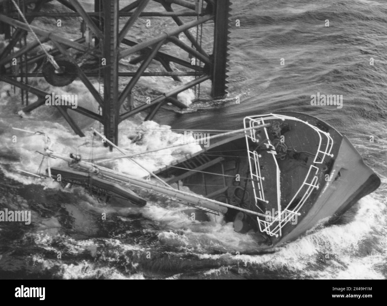 Oil rig in english channel hi-res stock photography and images - Alamy