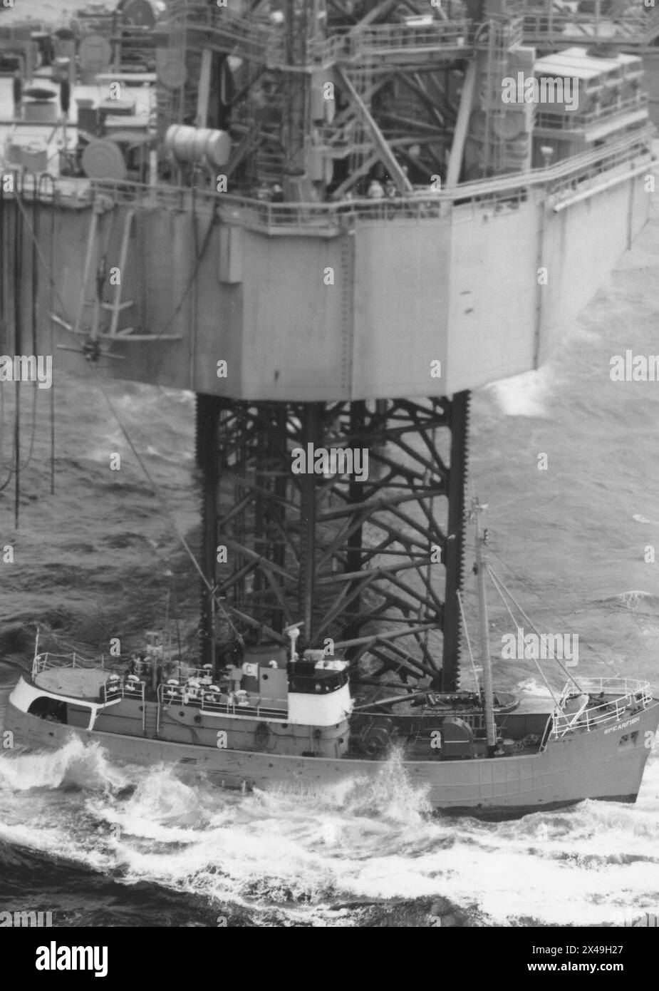 Oil rig in english channel hi-res stock photography and images - Alamy