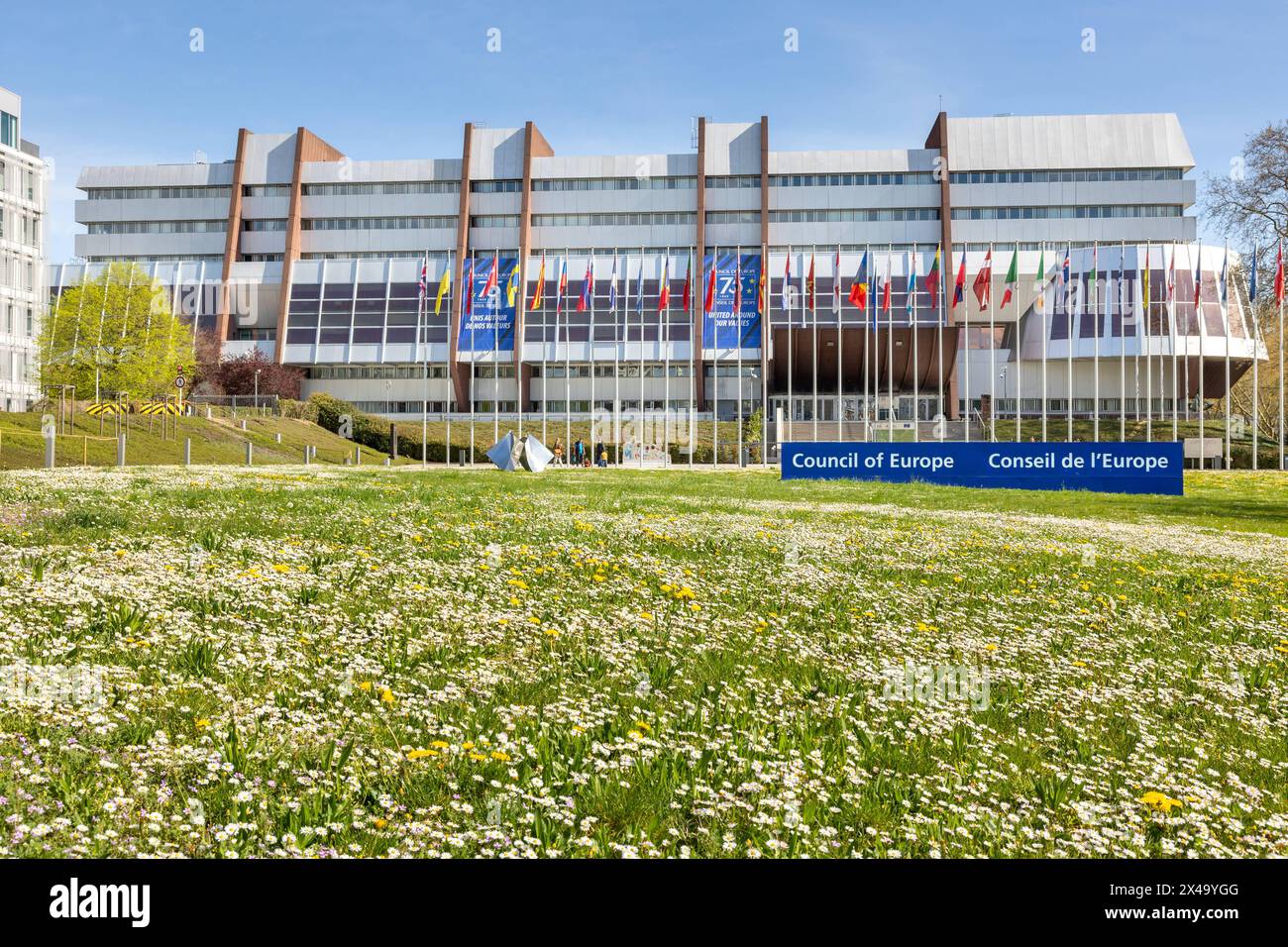 Gebaeude und Landesflaggen am Europarat in Strassburg. 06.04.2024 ...