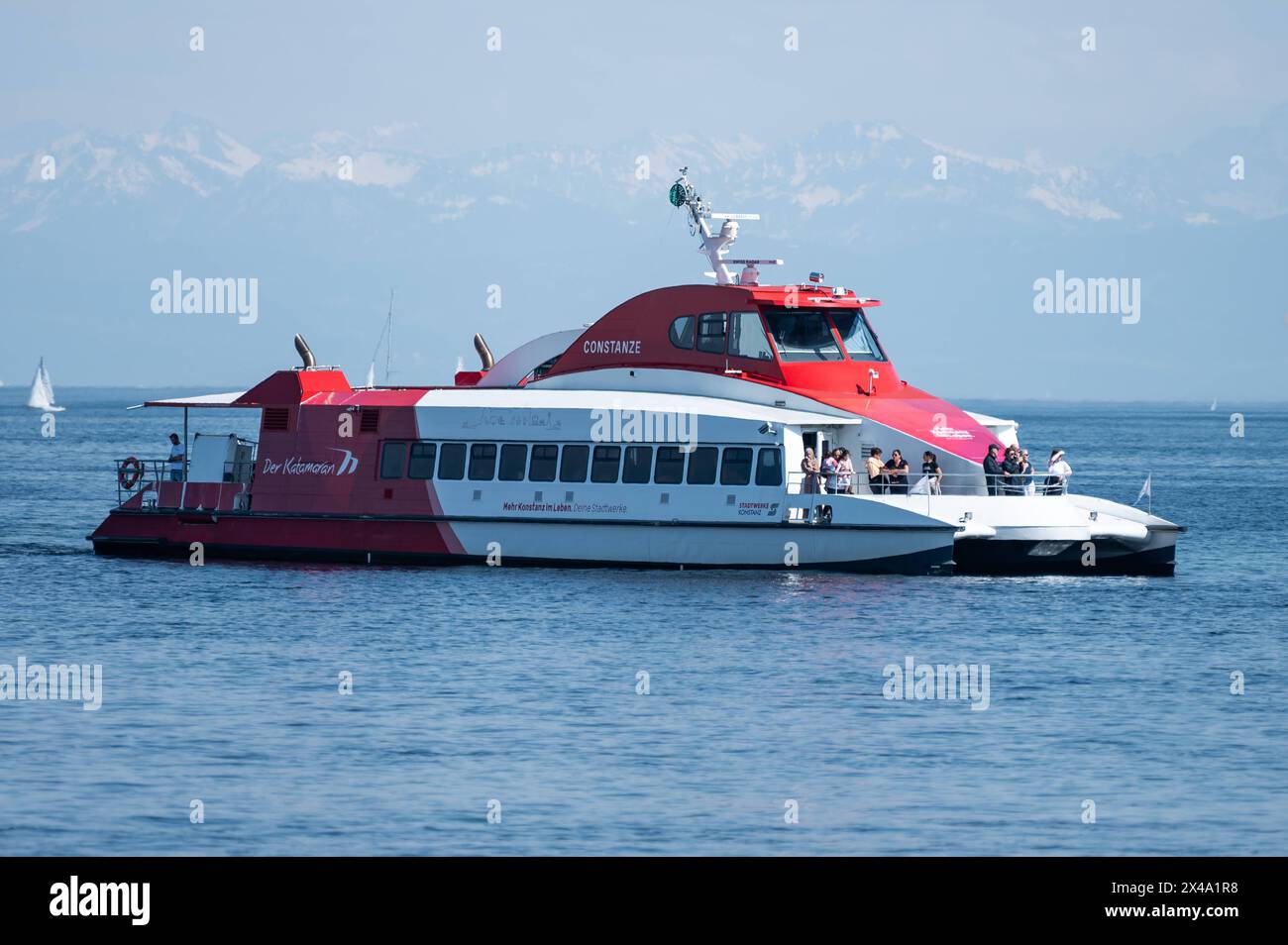 Der Katamaran Constanze fährt bei Sonnenschein auf dem Bodensee ...