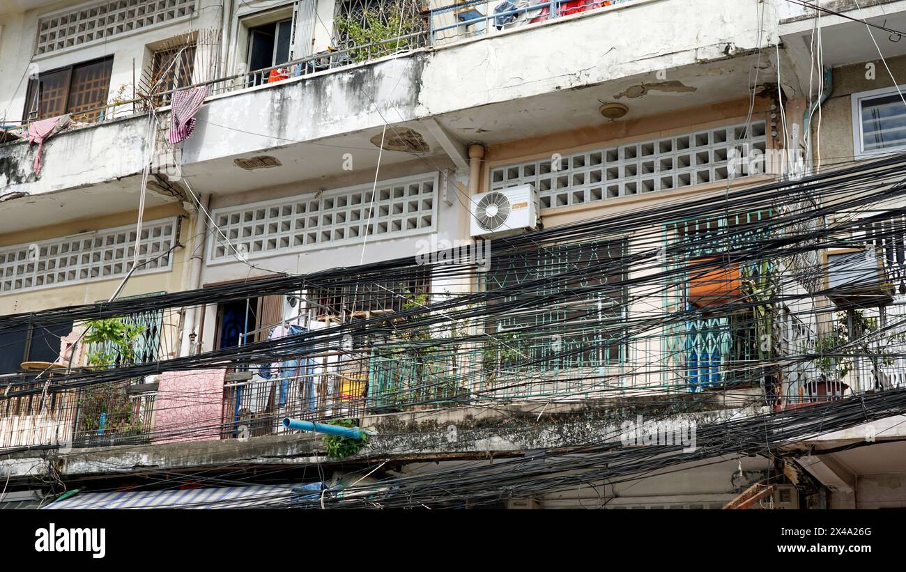 chaotic mess of power lines in phnom penh in cambodia Stock Photo - Alamy